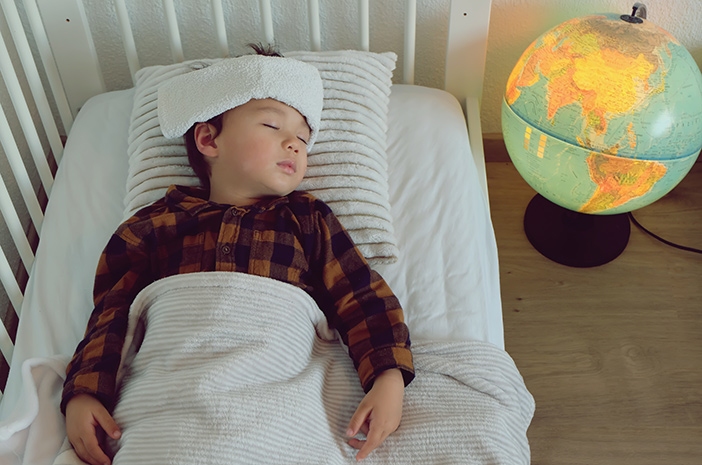 Begini Cara Mengatasi Anak Demam di Malam Hari