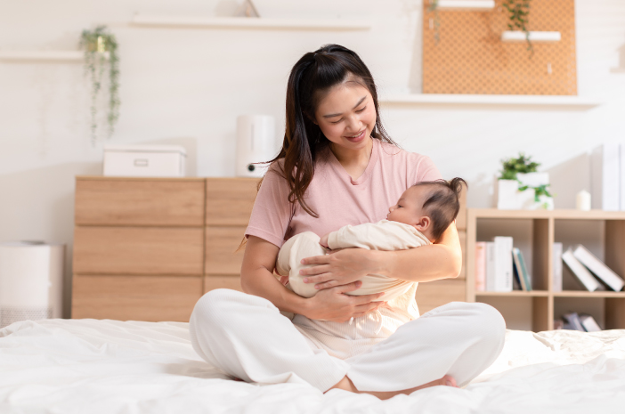 Cara Aman Menggendong Bayi Baru Lahir