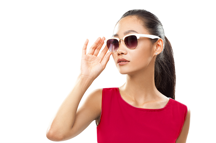 Mengenal Lensa Photochromic yang Bisa Berubah Warna