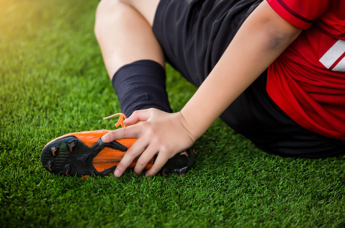 Cara Mengatasi Cedera Engkel pada Olahraga Sepak Bola