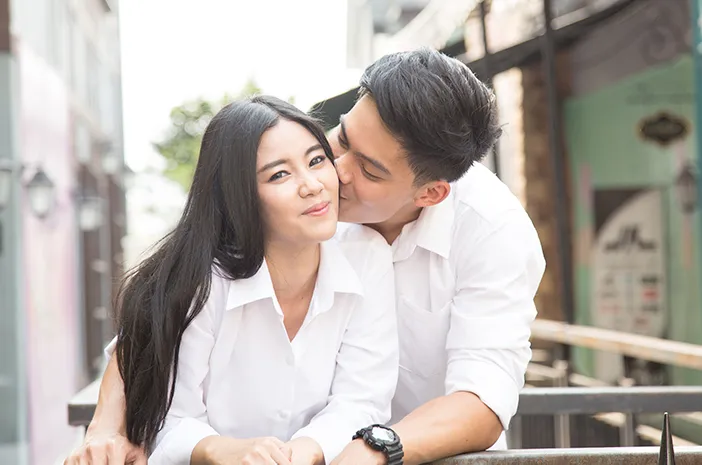 Mencium Bisa Menularkan TBC, Cek Faktanya