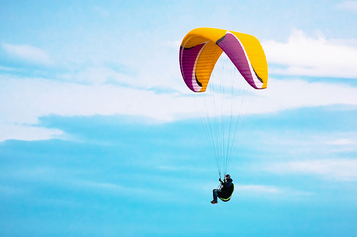 Ingin Olahraga Terjun Payung? Ini 7 Hal yang Perlu Diperhatikan Pemula