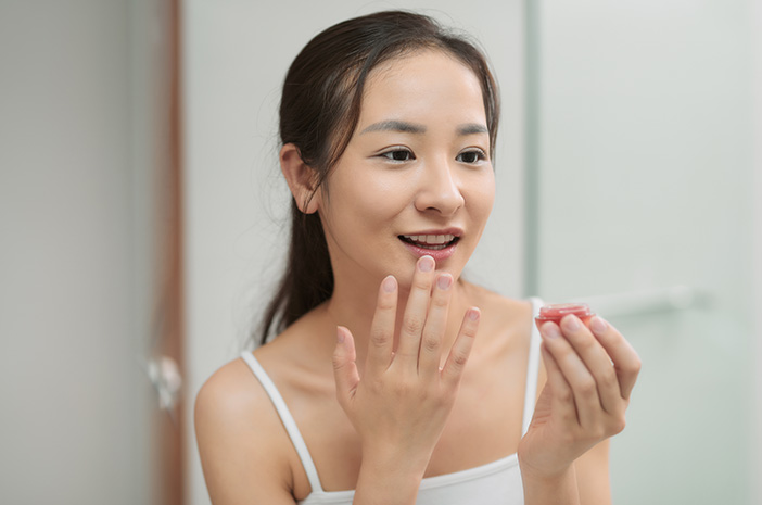 Lip Serum: Rahasia Bibir Sehat, Lembap, dan Berkilau