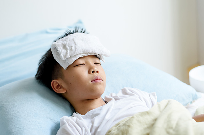 Anak Demam, Baiknya Kompres Air Hangat atau Dingin?