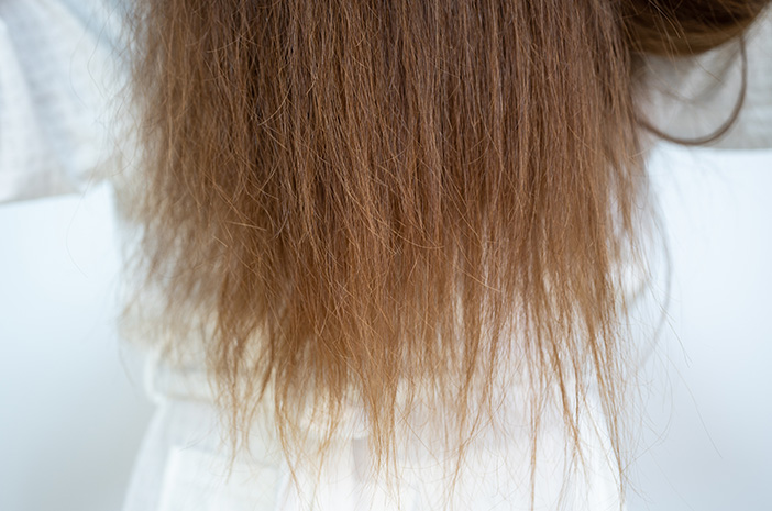 Mengenal Ciri Rambut Rusak, Cara Menguji dan Tips Perawatan Tepat