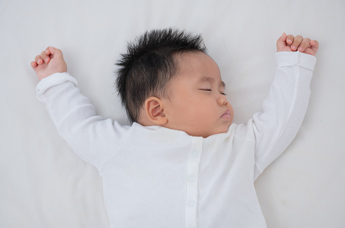Reflek Moro pada Bayi: Kaget Saat Tidur, Normalkah?
