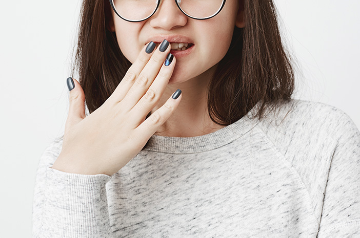 Bibir Kanan Atas Kedutan Artinya? Ini Kata Medis dan Primbon