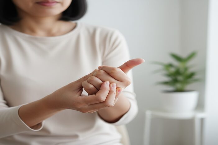 Ibu Jari Sakit Saat Ditekuk? Pahami Penyebab dan Solusi